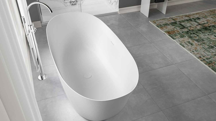 Repabad Milano: Freistehende Badewanne mit filigranen Seitenwänden ...