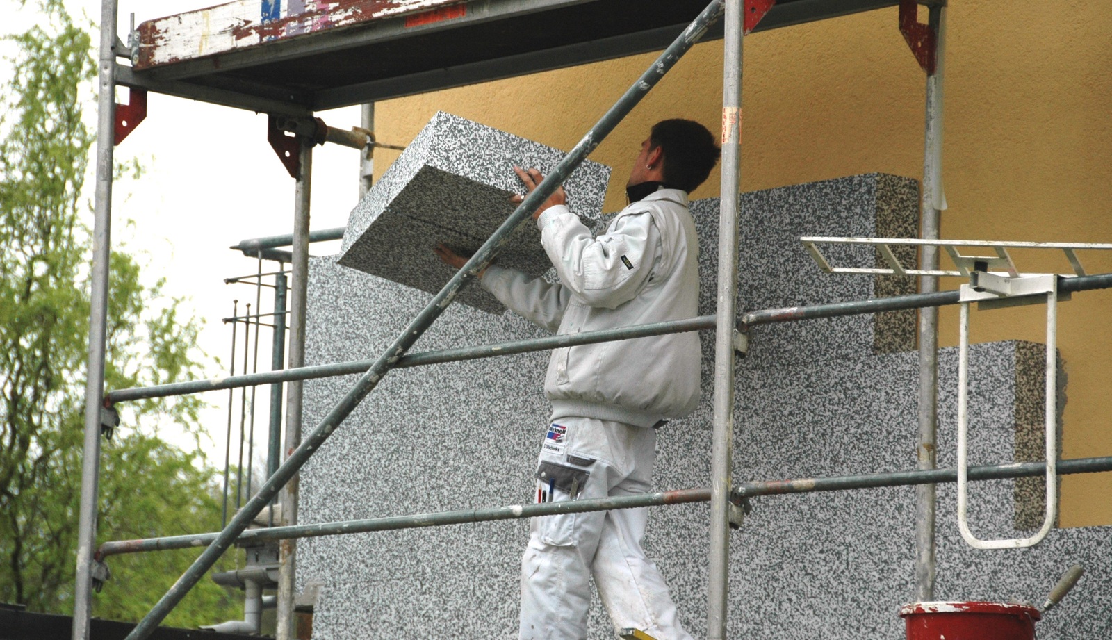 WDVS-Planung: Anschluss an Fenster, Sockel und Balkon | Haustec