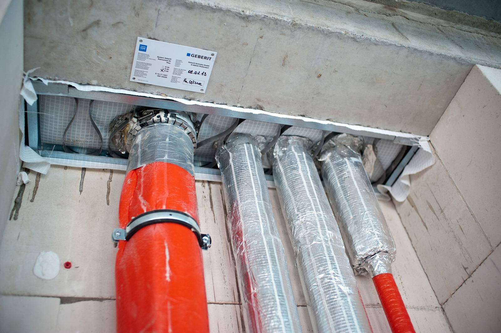 Wie Installationsschächte und -vorwände mit Ü-Zeichen Sicherheit schaffen | Haustec