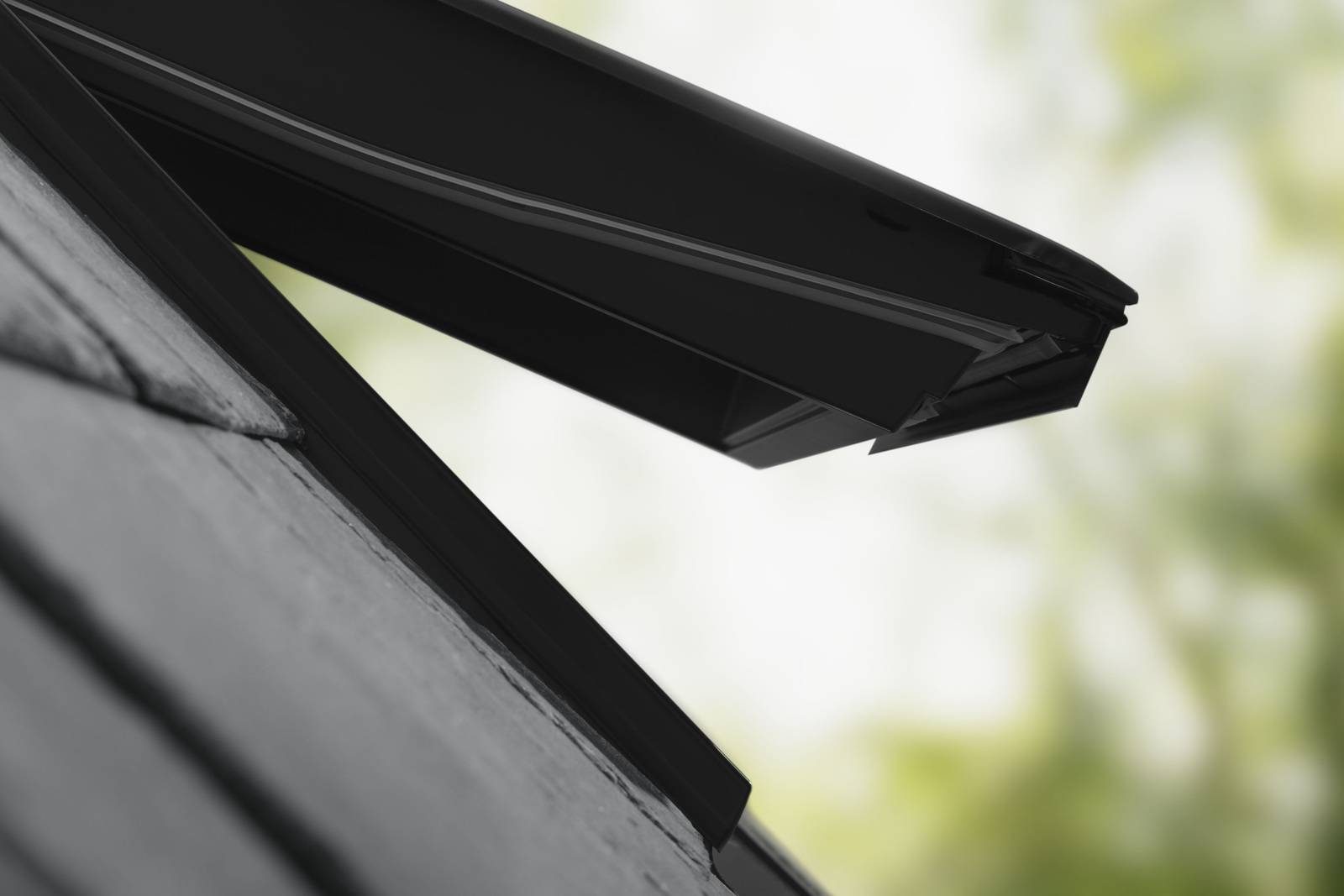Velux GGU Black: Dieses Dachfenster ist komplett schwarz | Haustec