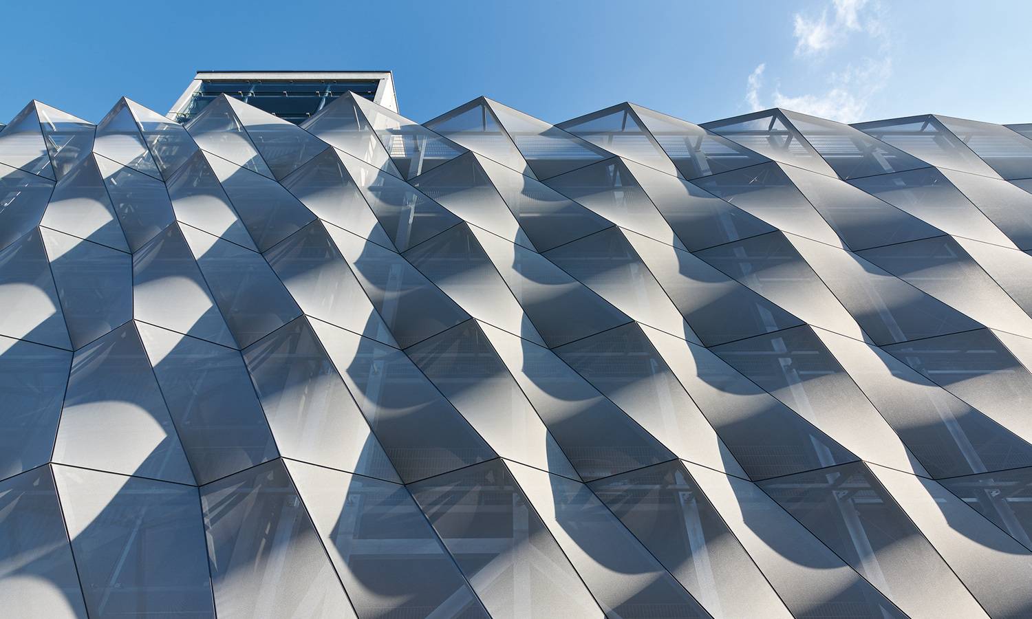 Schüco Parkhaus mit Textilfassade FACID | Haustec