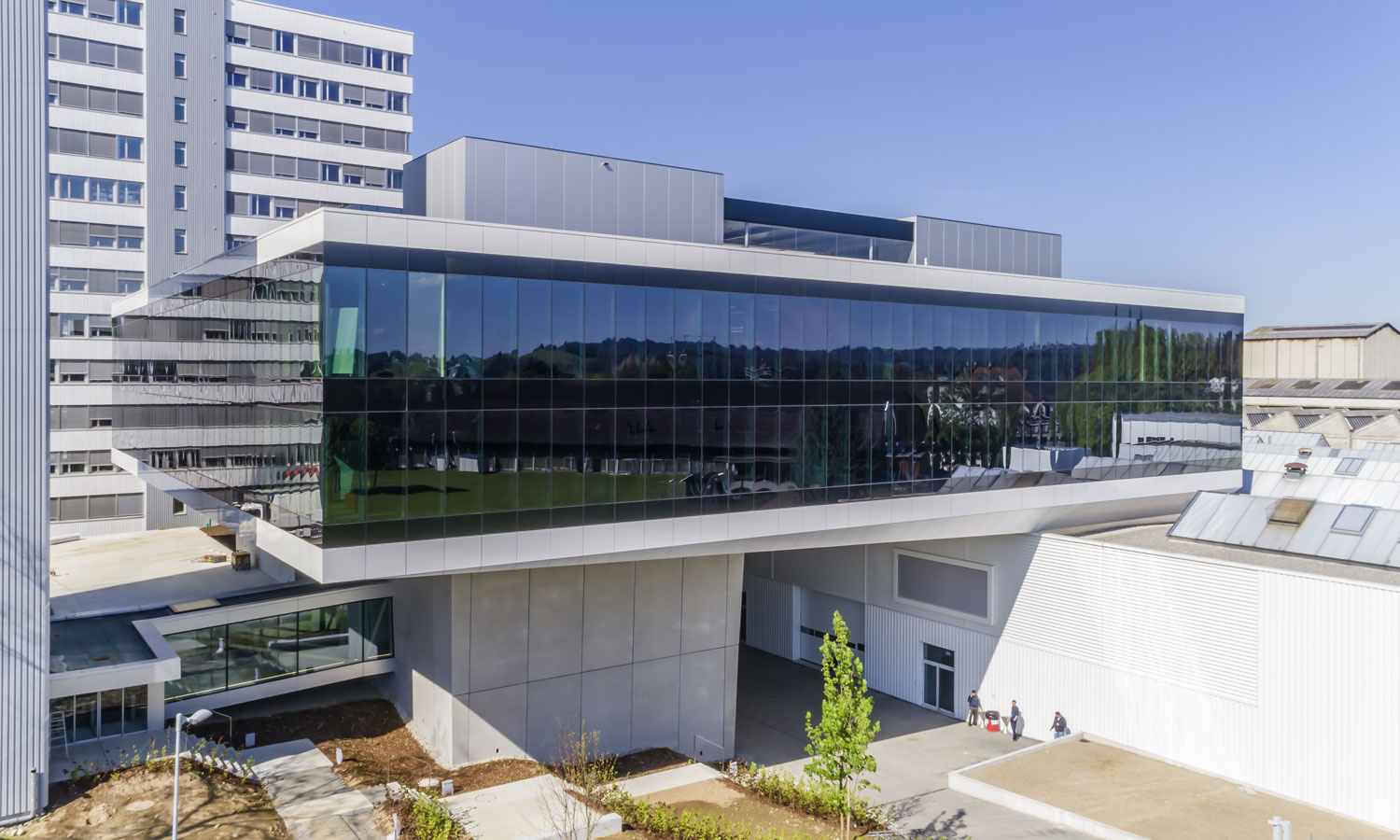 SageGlass Vario: Rahmenlose Ganzglasoptik mit elektrochromen Gläsern ...