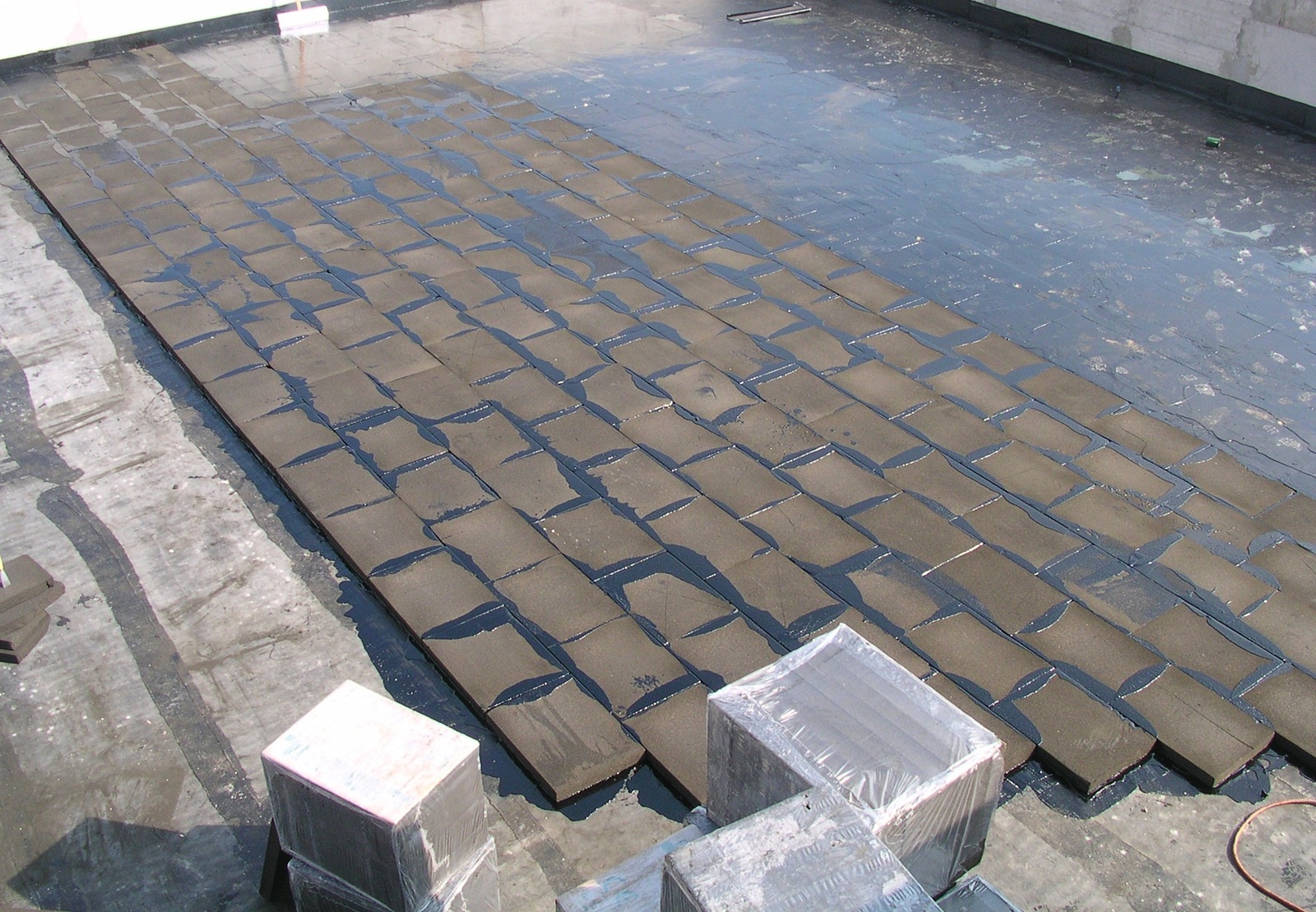 Windsogsichere Schaumglas-Dämmung für Hochhaus-Flachdächer | Haustec