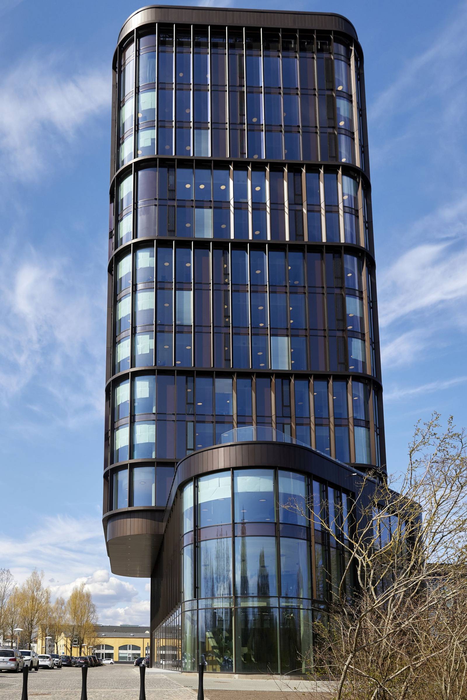 Kupferfassade mit gebogenem Glas und integriertem Sonnenschutz | Haustec