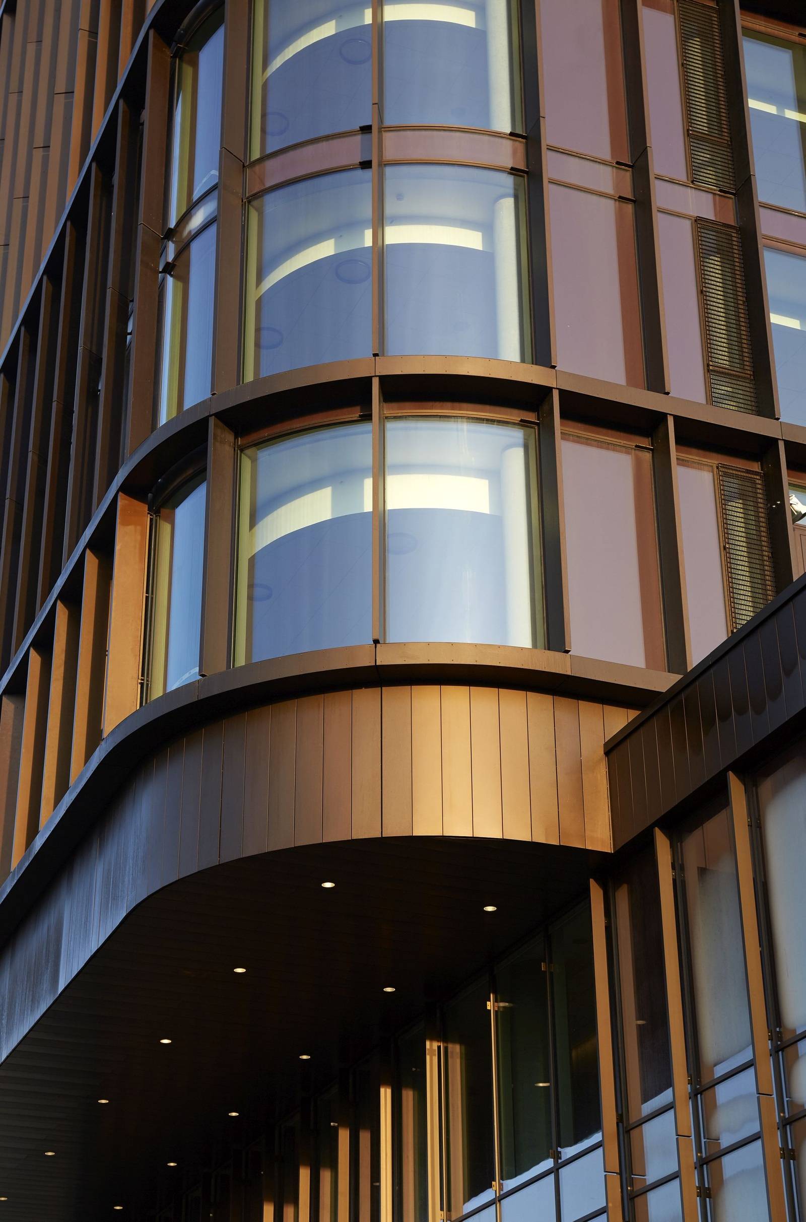 Kupferfassade mit gebogenem Glas und integriertem Sonnenschutz | Haustec