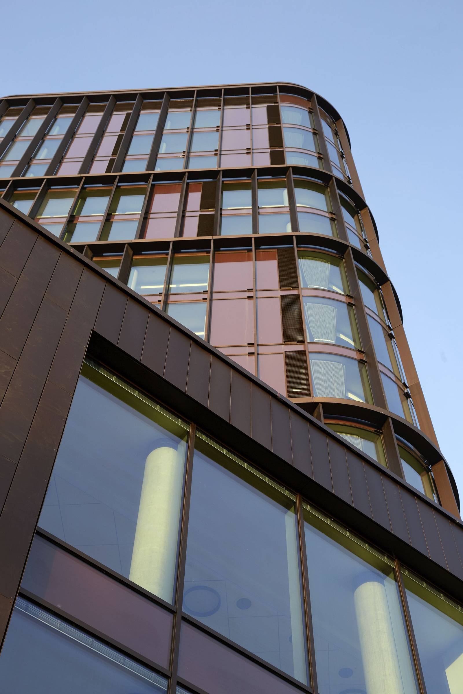 Kupferfassade mit gebogenem Glas und integriertem Sonnenschutz | Haustec