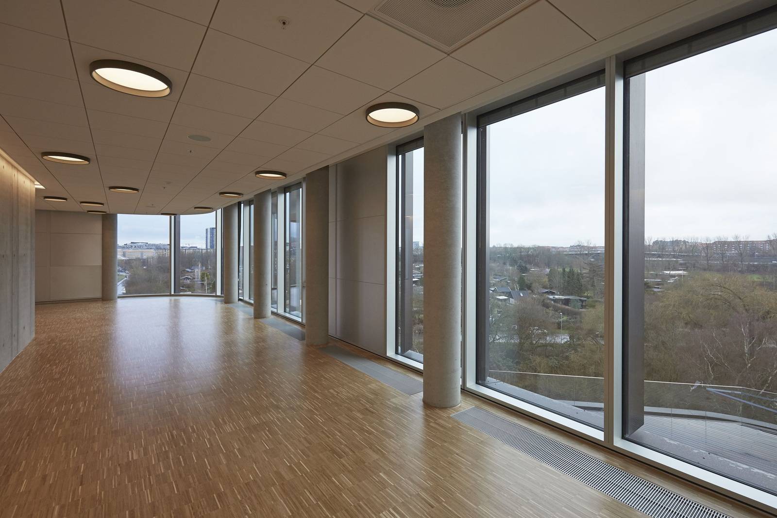 Kupferfassade mit gebogenem Glas und integriertem Sonnenschutz | Haustec