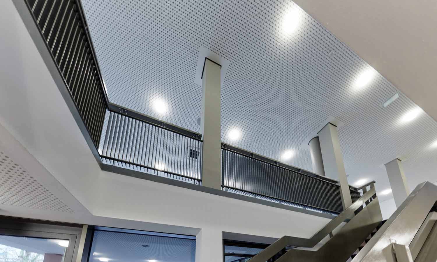 Zehnder Design-Heizkörper als Treppengeländer im Lahrer Parktheater | Haustec