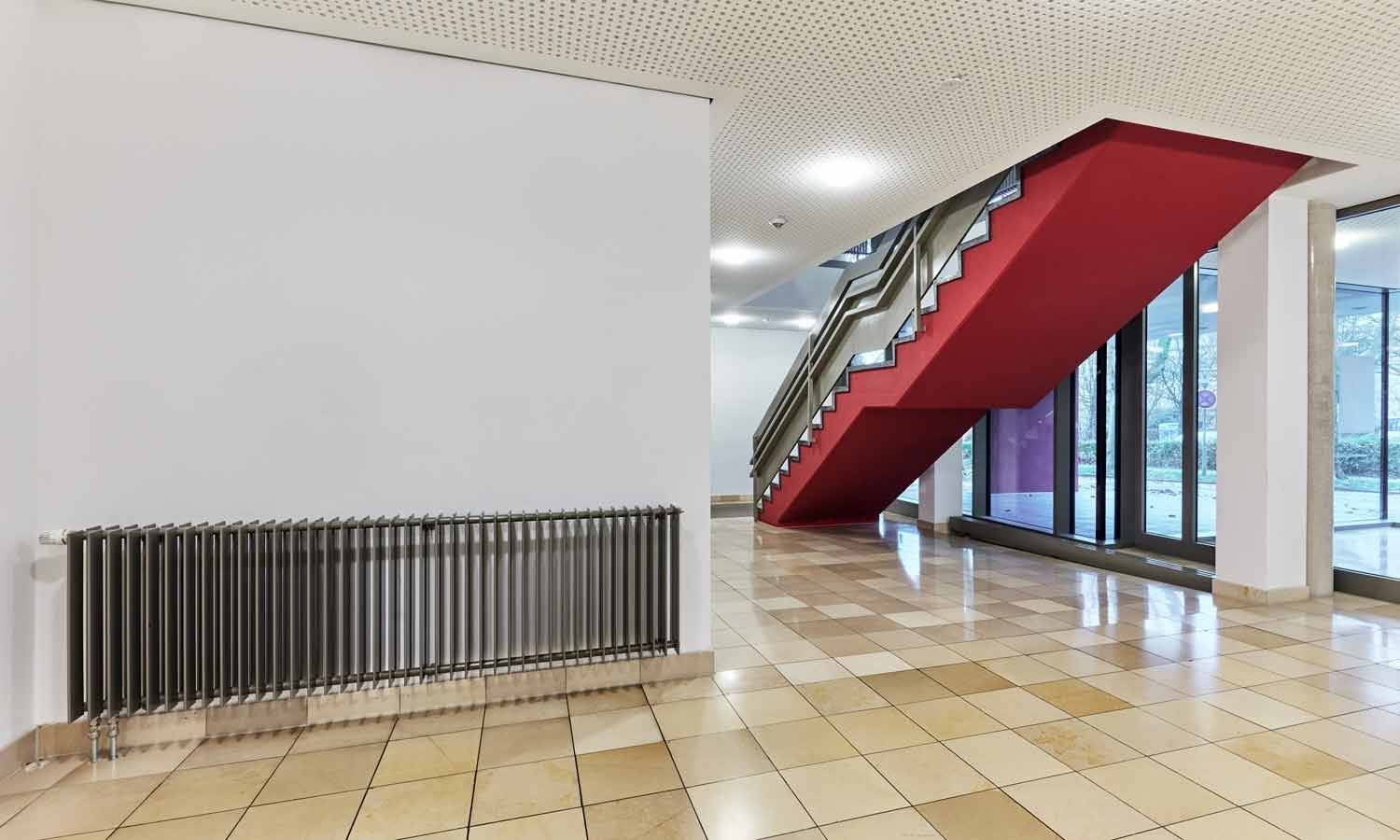 Zehnder Design-Heizkörper als Treppengeländer im Lahrer Parktheater ...
