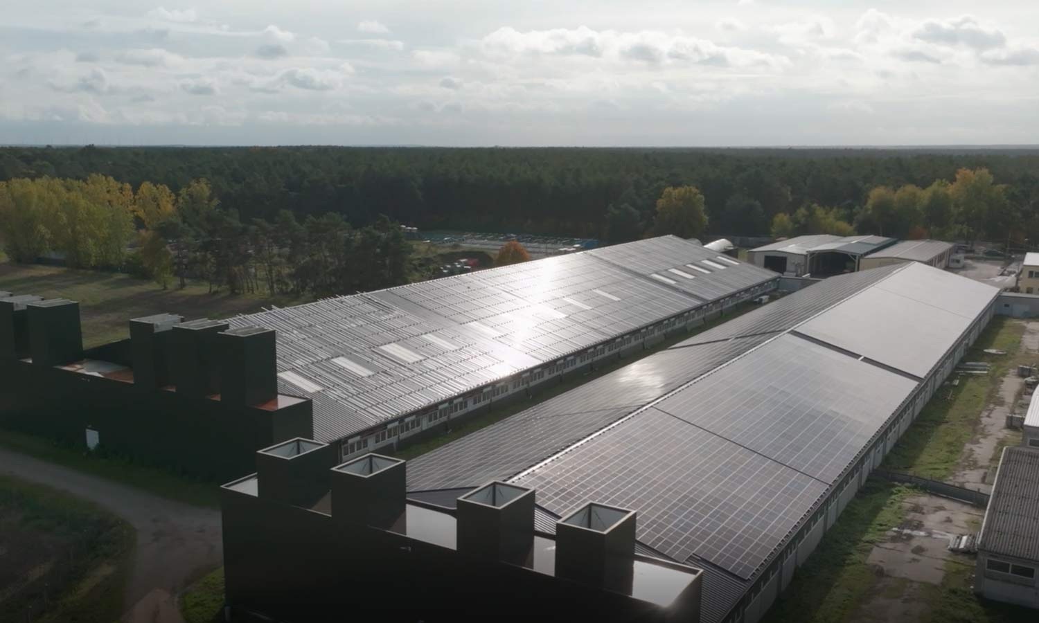Aerocompact: Montagesystem Compactflat SN 2 für die PV-Installation auf Flachdächern | Haustec