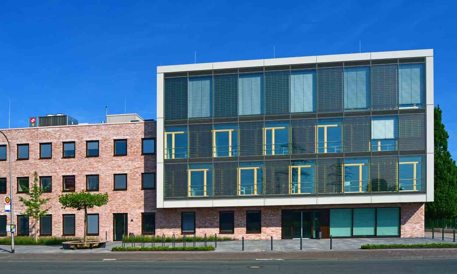 Solarfassade: Stadtwerke Gronau produzieren Strom mit integrierten PV ...