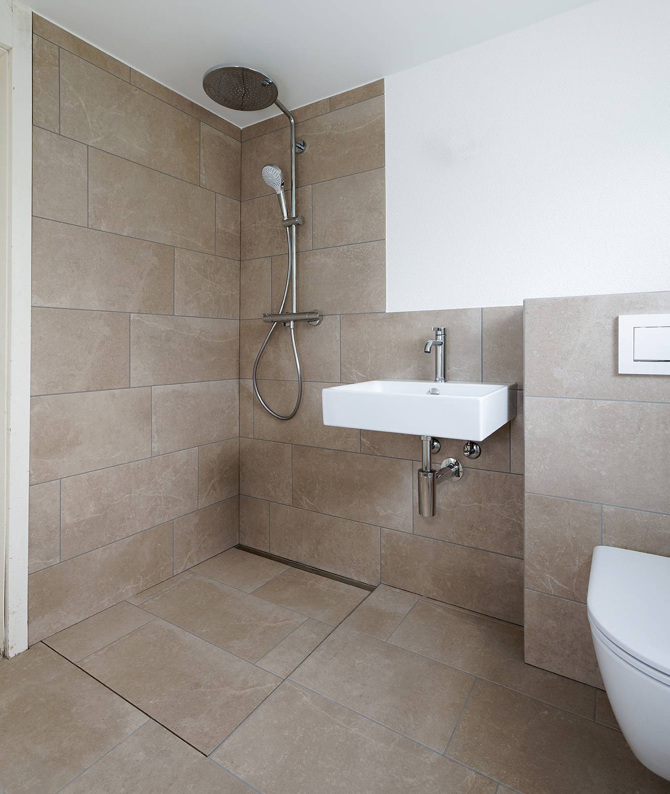 Bad sanieren mit bodengleicher Dusche: Weg mit der Stolperfalle | Haustec