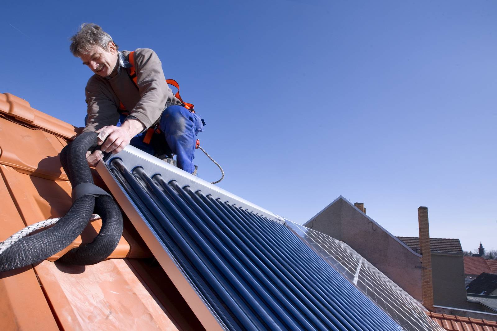 Solarthermie reinigen: 5 Schritte für mehr Effizienz