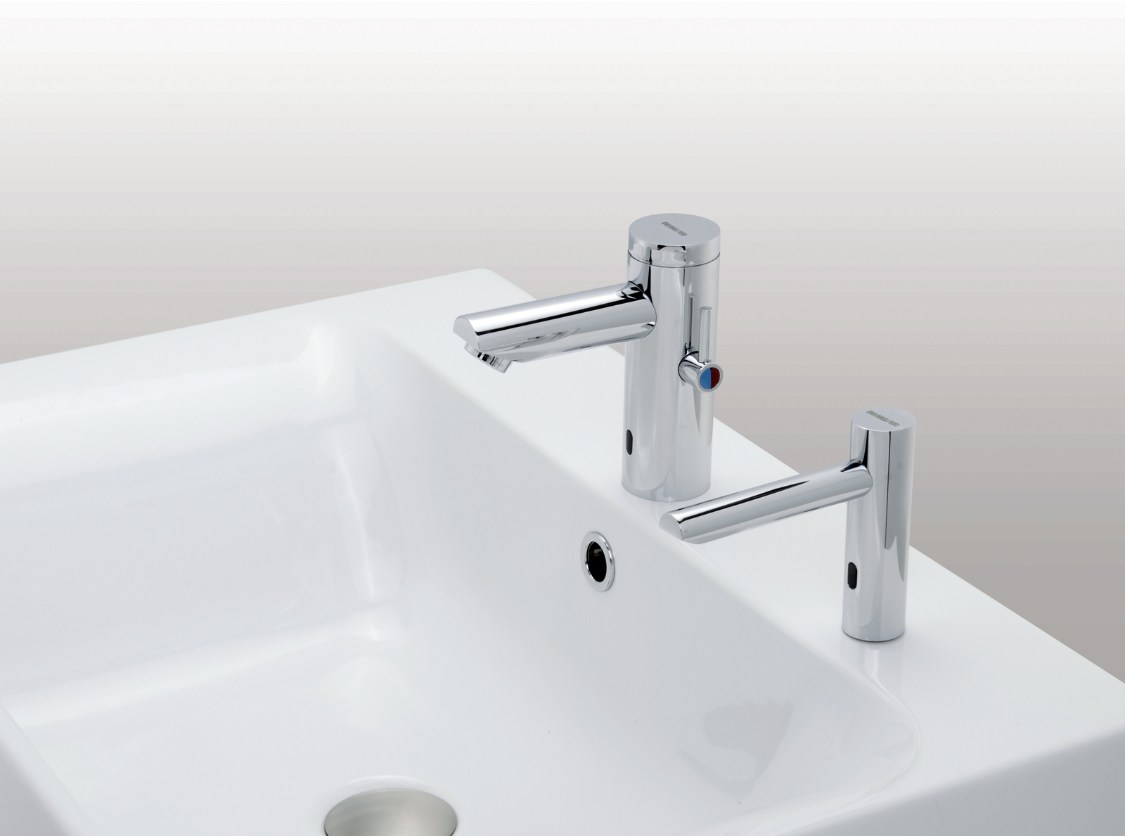 Benkiser: Armatur Metrix mit berührungslosem Seifenspender | Haustec