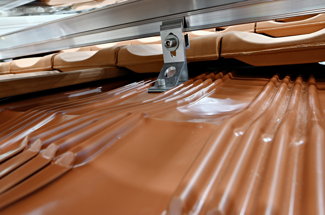 Ersatzziegel mit Dachhaken: Sichere und einfache PV-Montage | Haustec