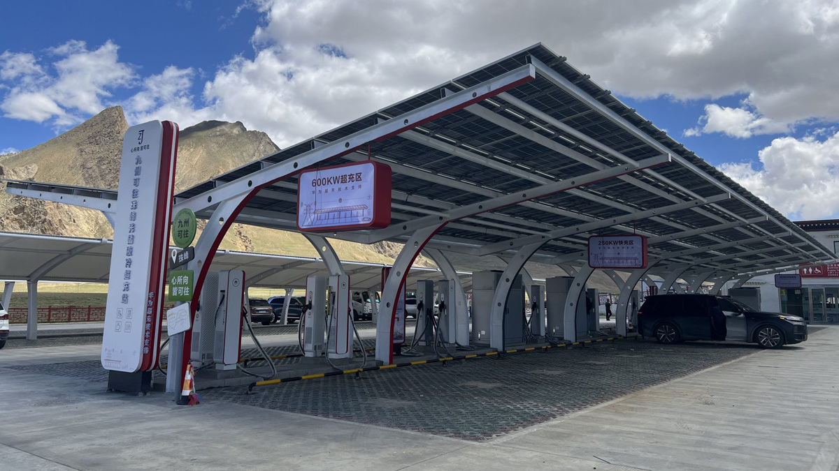 Aiko N-Type ABC-Module für Supercharging-Station am Mount Everest | Haustec