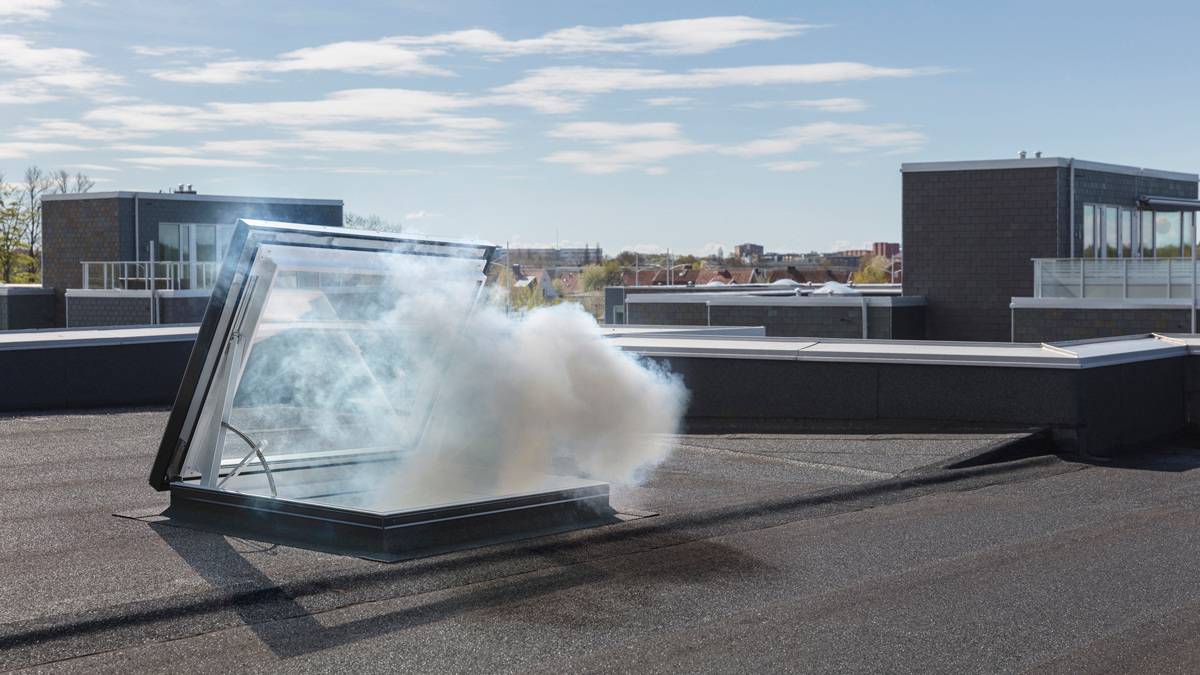 Velux-Flachdach-Fenster CXU für Ausstieg und Rauchableitung | Haustec