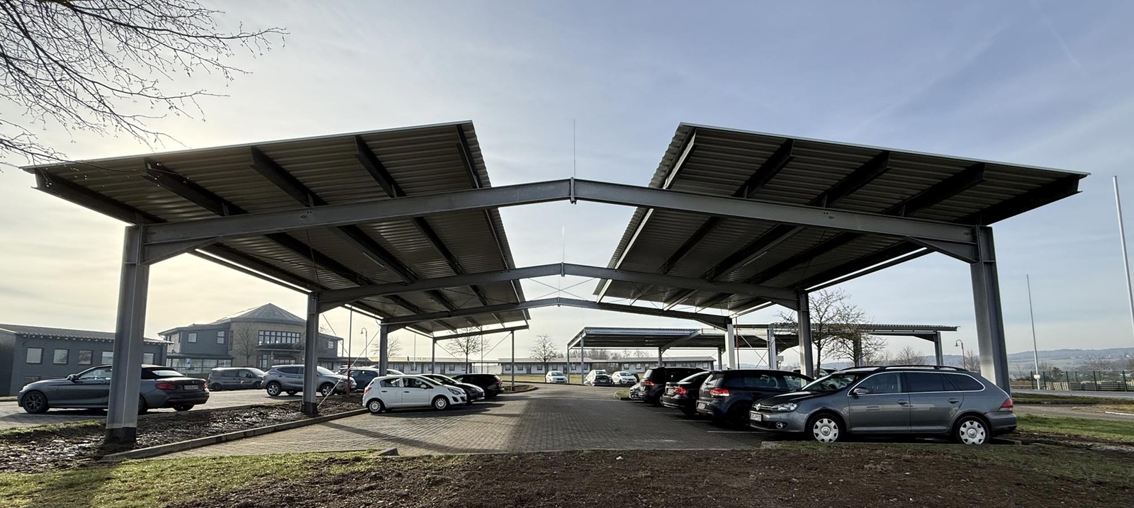 Wi Solar Bau baut PV-Parkplatzüberdachung mit Speicher | Haustec